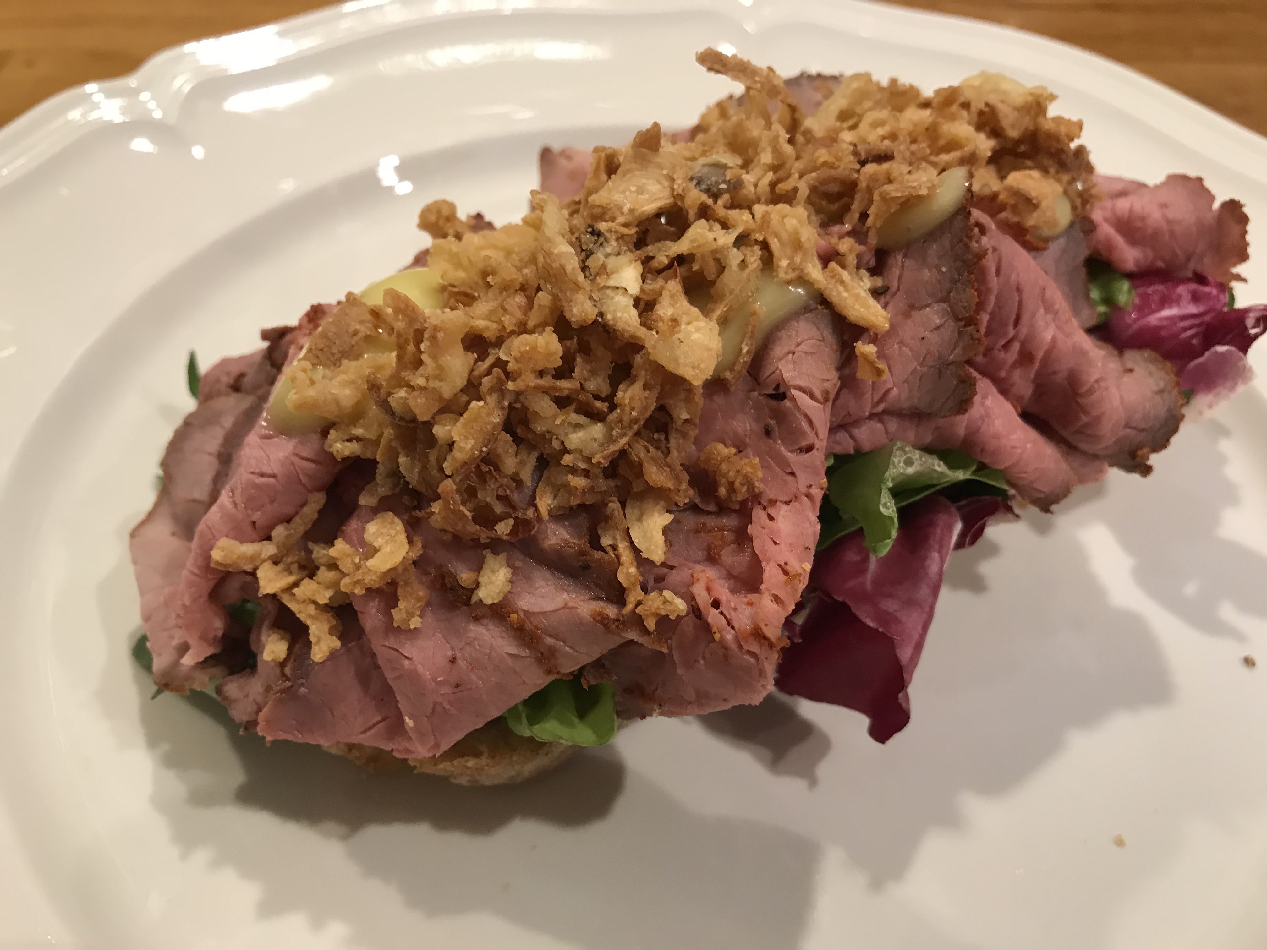 Rostbiffsmacka med majo och rostad lök. Snabbt och gott...